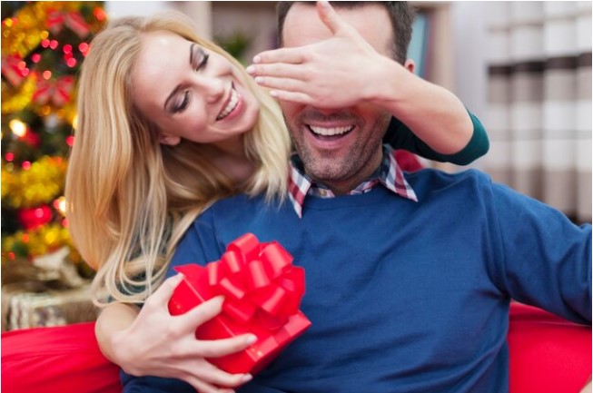 Top 32 Small Romantic Gift Ideas for Her That Speak Volumes - itechfy