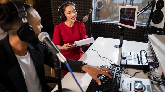 How to Write an Impactful Voiceover Script - itechfy