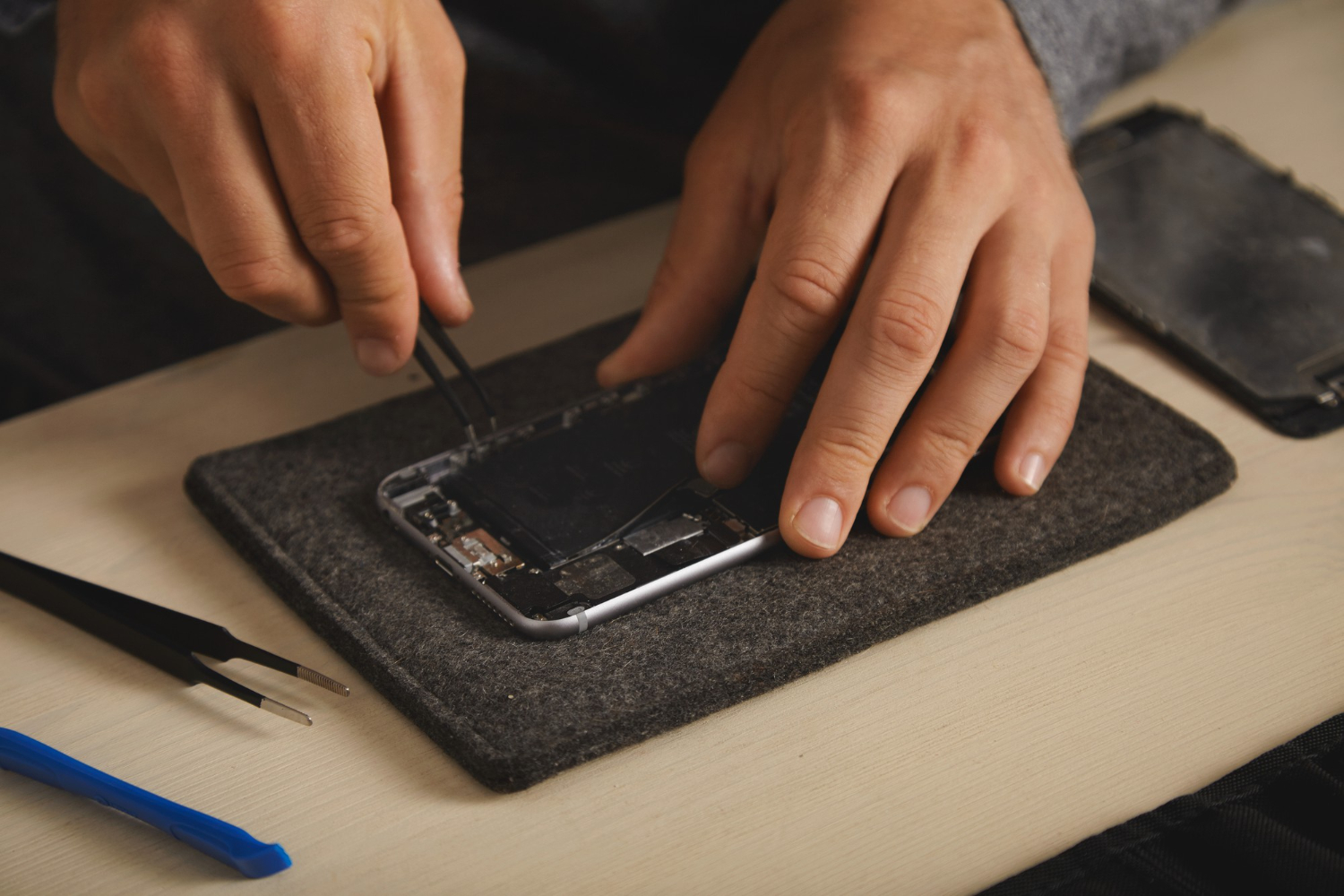Why Choose Professional Phone Repair Over DIY Fixes? - itechfy